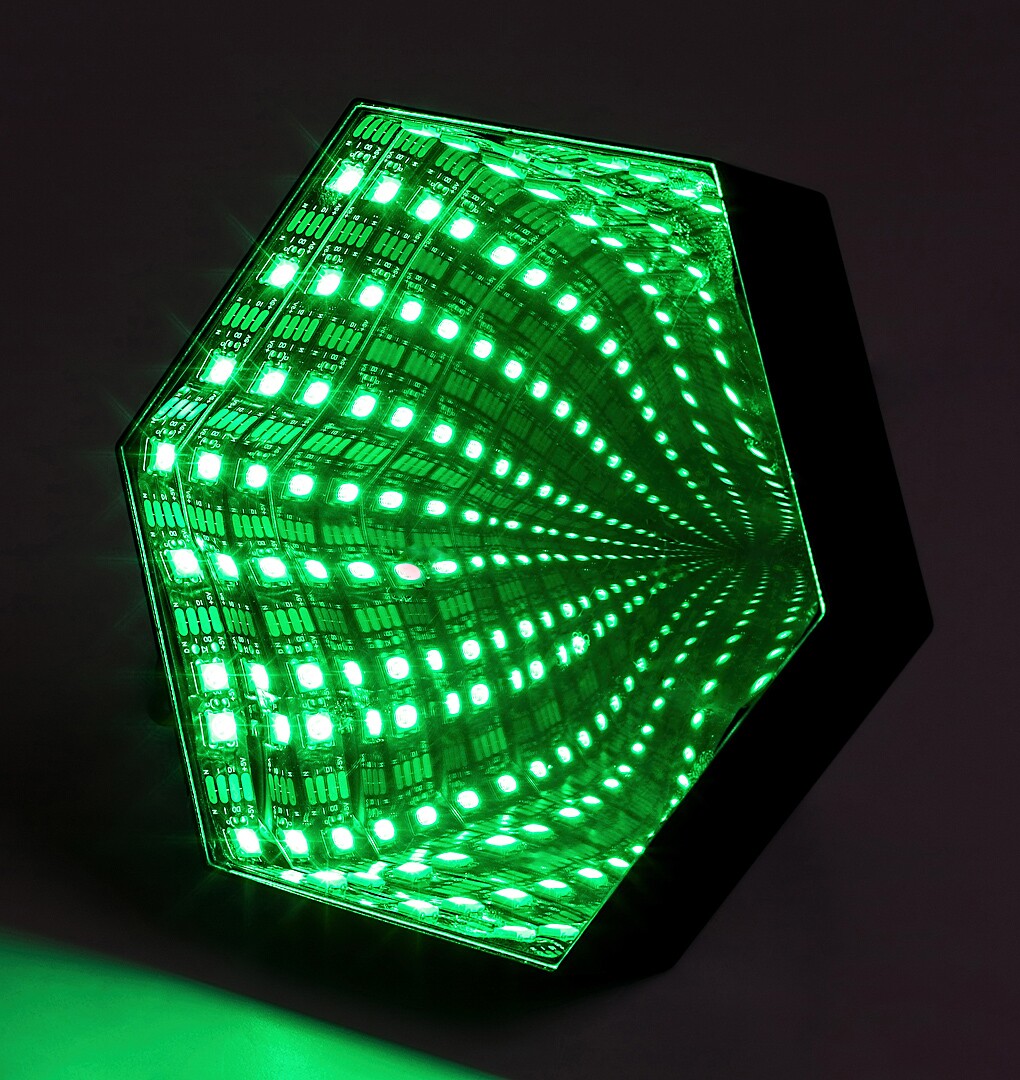 BATERIJSKA NAMIZNA RGB LED SVETILKA JOCKER 1W Z DALJINSKIM UPRAVLJANJEM ...